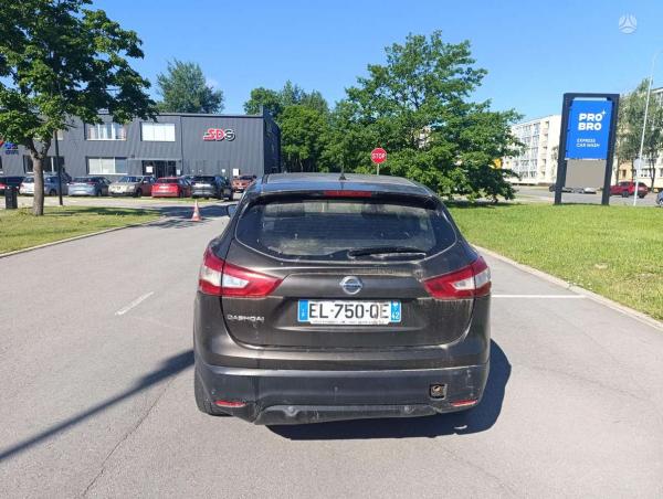 Brown Nissan Qashqai 2016 in Panevezys, with an engine capacity of 1.60 L and mileage of 231 thousand km for 3500 €, photo 5 on AUTOMOTO.COM.LV