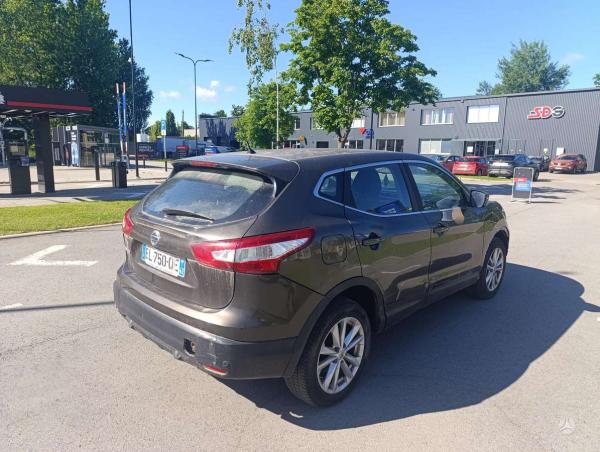 Brown Nissan Qashqai 2016 in Panevezys, with an engine capacity of 1.60 L and mileage of 231 thousand km for 3500 €, photo 6 on AUTOMOTO.COM.LV