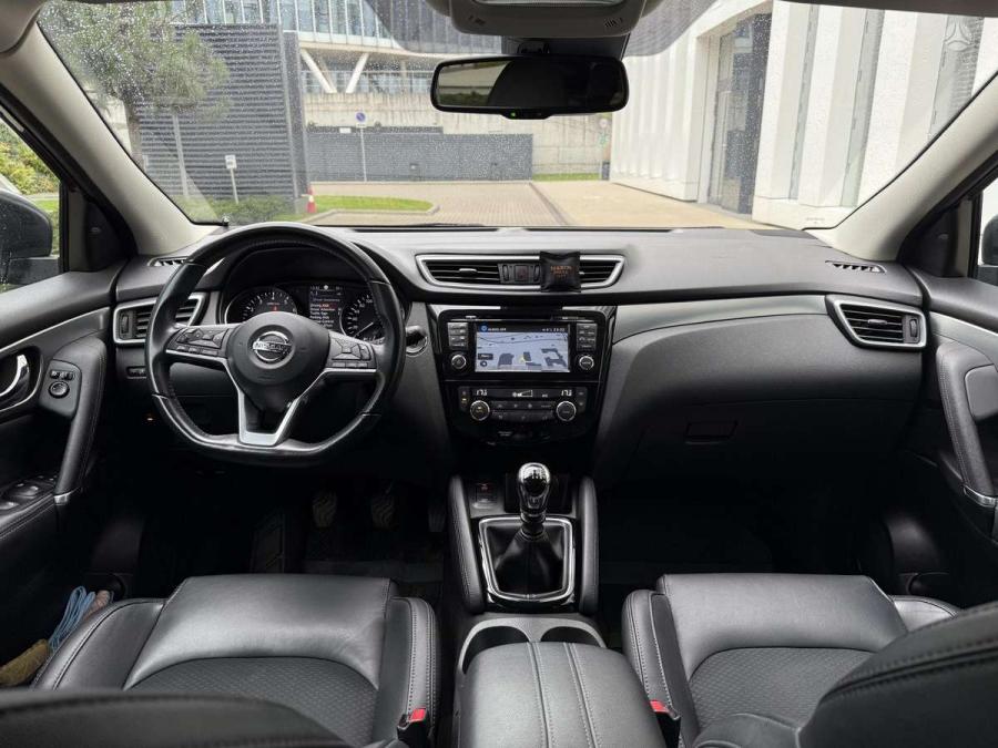 Brown Nissan Qashqai 2017 in Vilnius, with an engine capacity of 1.20 L and mileage of 55 thousand km for 13500 €, photo 13 on AUTOMOTO.COM.LV