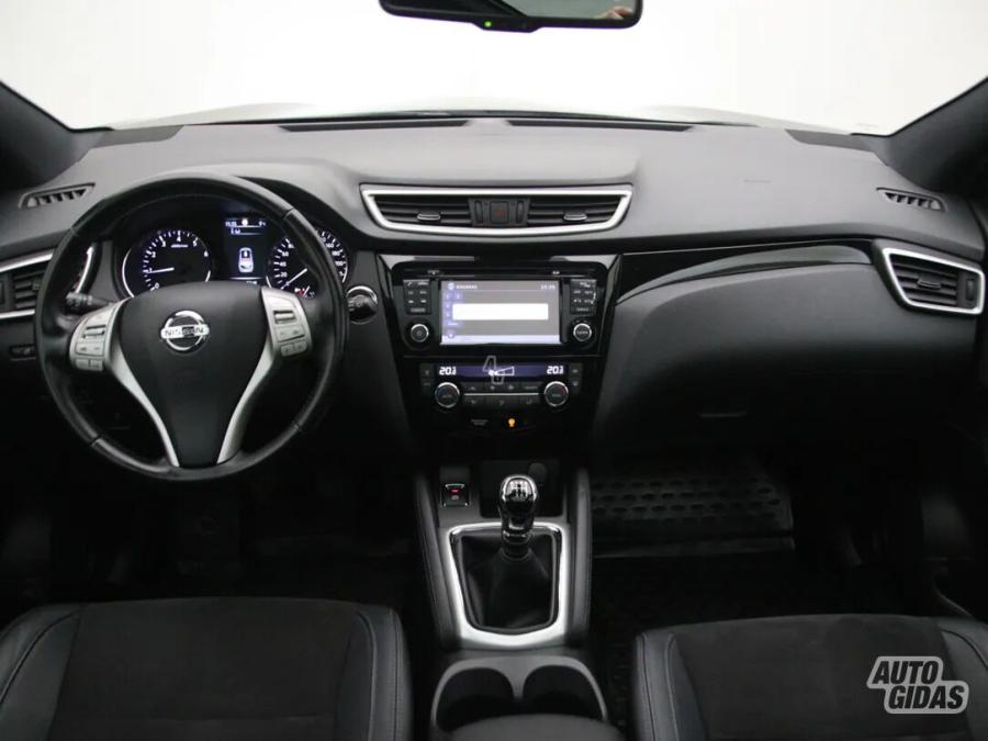 Brown Nissan Qashqai 2017 in Vilnius, with an engine capacity of 1.20 L and mileage of 137 thousand km for 10899 €, photo 3 on AUTOMOTO.COM.LV