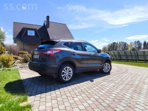 Brown Nissan Qashqai 2017 in Ogre, with an engine capacity of 1.60 L and mileage of 76 thousand km for 11400 €, photo  on AUTOMOTO.COM.LV