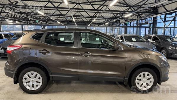 Brown Nissan Qashqai 2017 in Riga, with an engine capacity of 1.20 L and mileage of 106 thousand km for 7900 €, photo 5 on AUTOMOTO.COM.LV