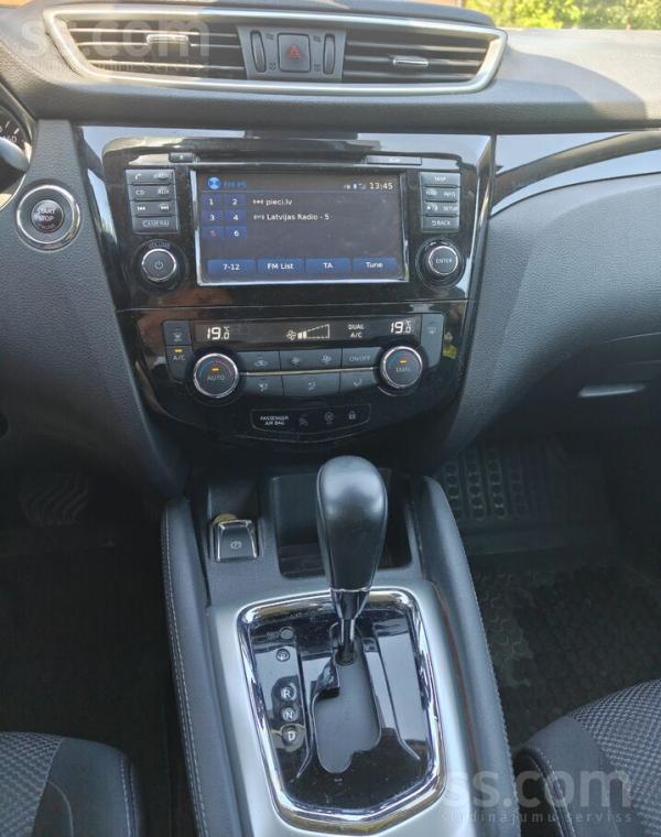 Brown Nissan Qashqai 2017 in Riga, with an engine capacity of 1.60 L and mileage of 140 thousand km for 9300 €, photo 4 on AUTOMOTO.COM.LV