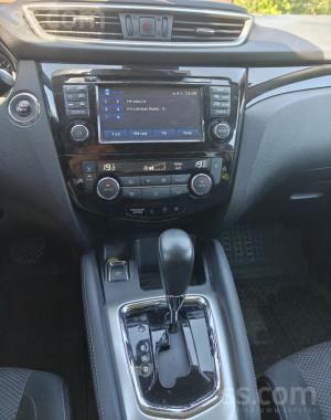 Brown Nissan Qashqai 2017 in Riga, with an engine capacity of 1.60 L and mileage of 140 thousand km for 9300 €, photo 5 on AUTOMOTO.COM.LV