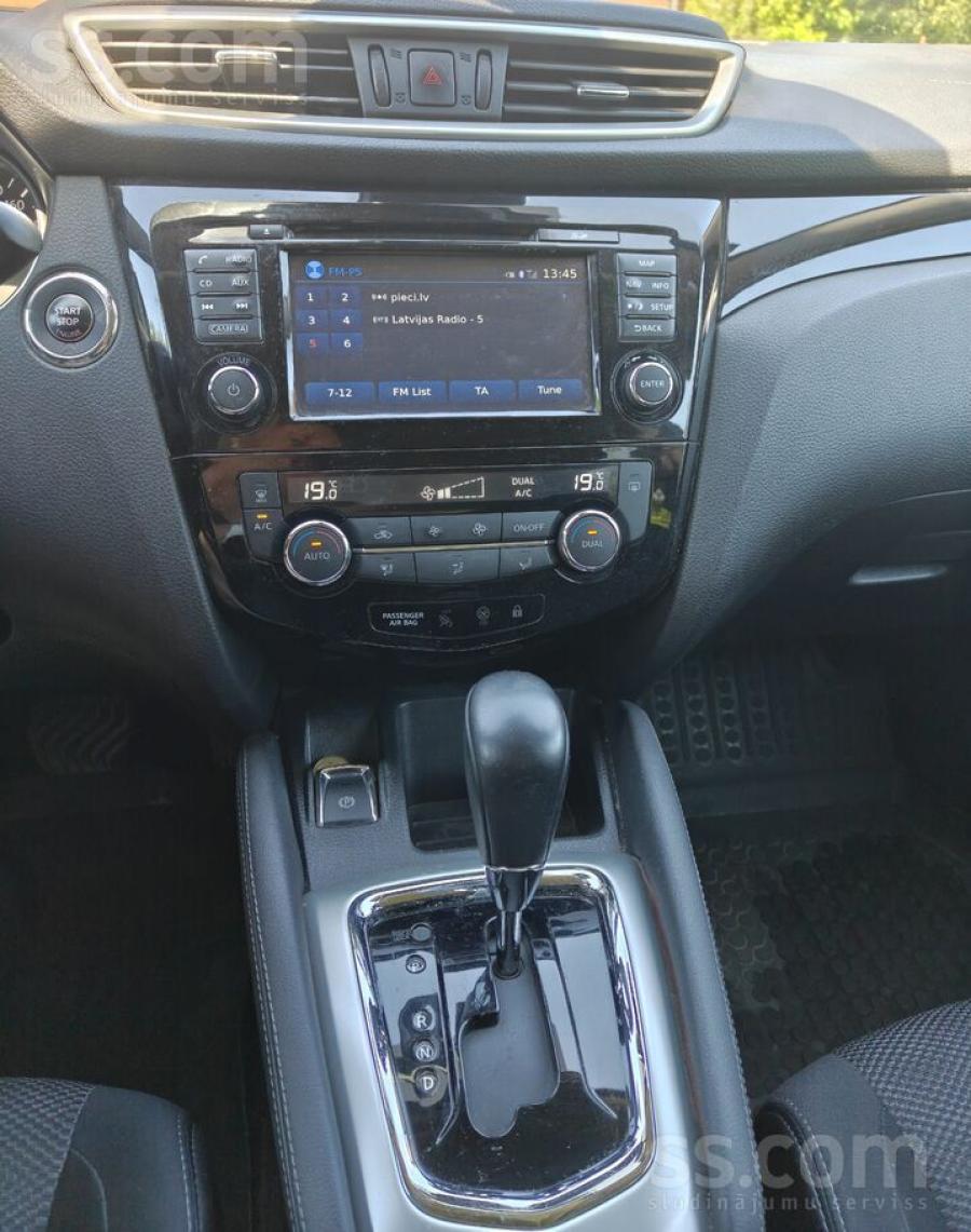 Brown Nissan Qashqai 2017 in Riga, with an engine capacity of 1.60 L and mileage of 140 thousand km for 9300 €, photo 5 on AUTOMOTO.COM.LV