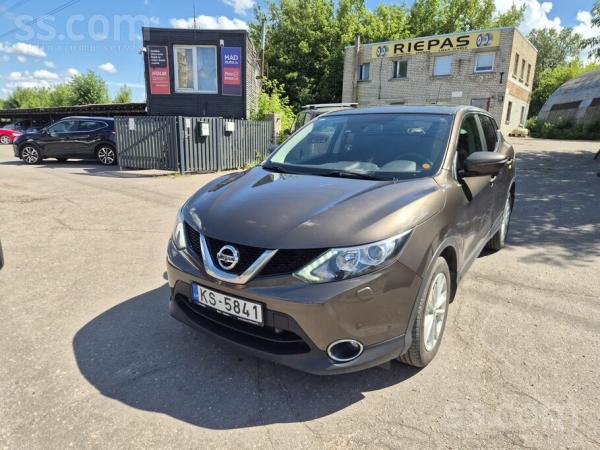 Brown Nissan Qashqai 2017 in Riga, with an engine capacity of 1.60 L and mileage of 140 thousand km for 9990 €, photo 4 on AUTOMOTO.COM.LV