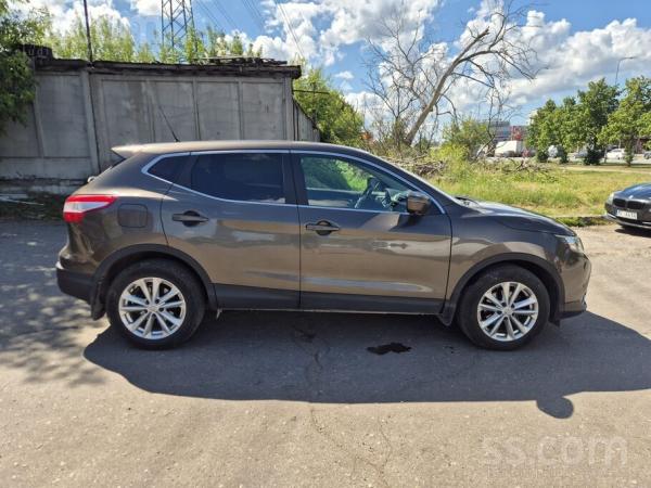 Brown Nissan Qashqai 2017 in Riga, with an engine capacity of 1.60 L and mileage of 140 thousand km for 9990 €, photo 5 on AUTOMOTO.COM.LV