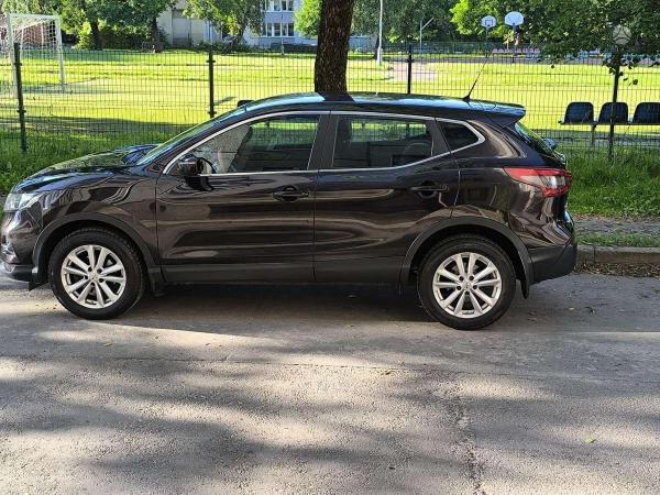 Brown Nissan Qashqai 2017 in Vilnius, with an engine capacity of 1.20 L and mileage of 158 thousand km for 9990 €, photo 3 on AUTOMOTO.COM.LV