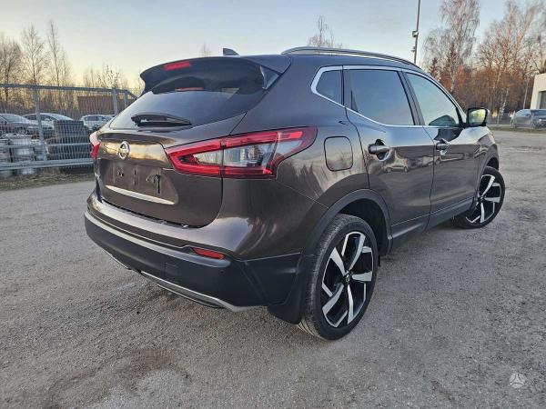 Brown Nissan Qashqai 2018 in Pakruojis, with an engine capacity of 1.20 L and mileage of 176 thousand km for 9900 €, photo 3 on AUTOMOTO.COM.LV