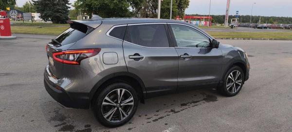Brown Nissan Qashqai 2018 in Taurage, with an engine capacity of 1.20 L and mileage of 101 thousand km for 9900 €, photo 4 on AUTOMOTO.COM.LV