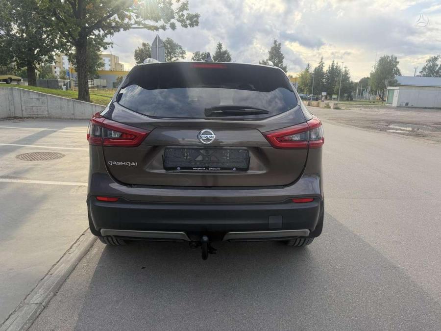 Brown Nissan Qashqai 2018 in Panevezys, with an engine capacity of 1.62 L and mileage of 203 thousand km for 11200 €, photo 11 on AUTOMOTO.COM.LV