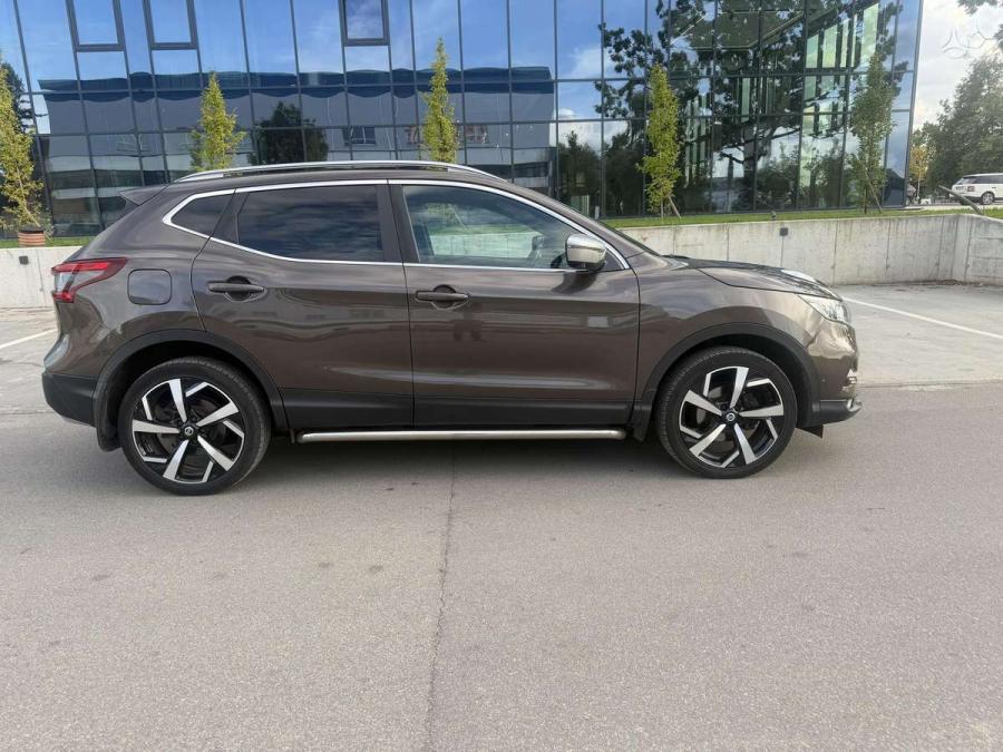 Brown Nissan Qashqai 2018 in Panevezys, with an engine capacity of 1.62 L and mileage of 203 thousand km for 11200 €, photo 13 on AUTOMOTO.COM.LV