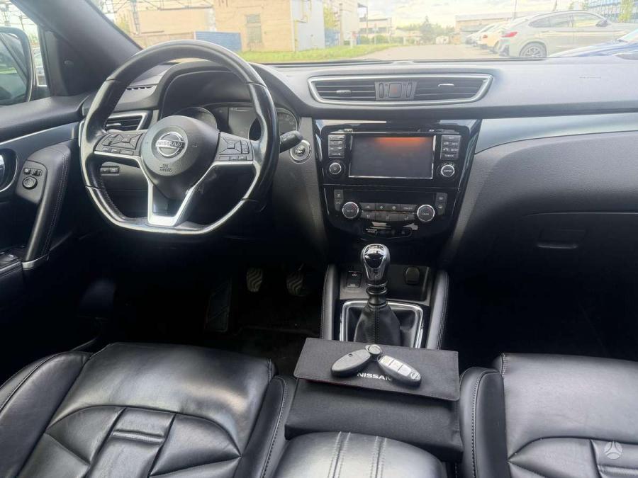 Brown Nissan Qashqai 2018 in Panevezys, with an engine capacity of 1.62 L and mileage of 203 thousand km for 11200 €, photo 14 on AUTOMOTO.COM.LV