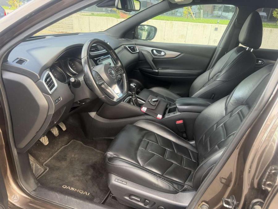 Brown Nissan Qashqai 2018 in Panevezys, with an engine capacity of 1.62 L and mileage of 203 thousand km for 11200 €, photo 16 on AUTOMOTO.COM.LV