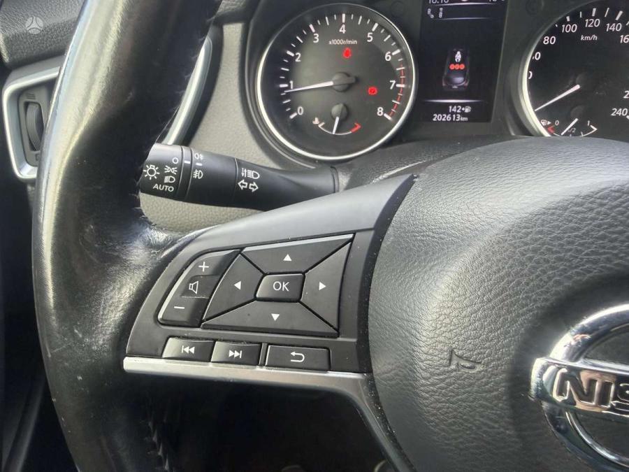 Brown Nissan Qashqai 2018 in Panevezys, with an engine capacity of 1.62 L and mileage of 203 thousand km for 11200 €, photo 23 on AUTOMOTO.COM.LV