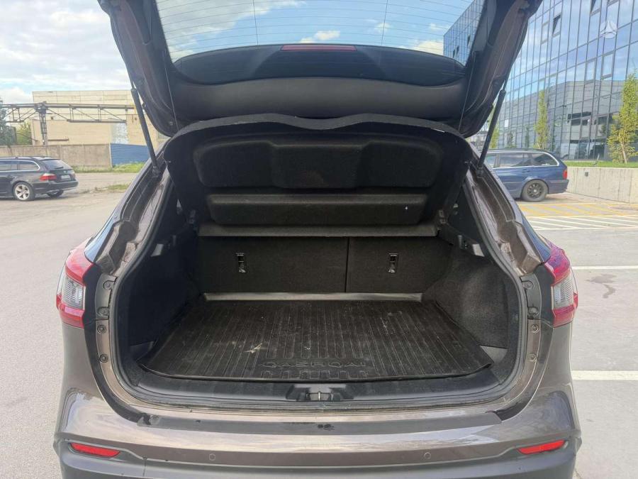 Brown Nissan Qashqai 2018 in Panevezys, with an engine capacity of 1.62 L and mileage of 203 thousand km for 11200 €, photo 33 on AUTOMOTO.COM.LV