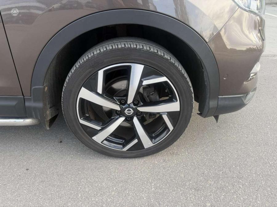 Brown Nissan Qashqai 2018 in Panevezys, with an engine capacity of 1.62 L and mileage of 203 thousand km for 11200 €, photo 38 on AUTOMOTO.COM.LV