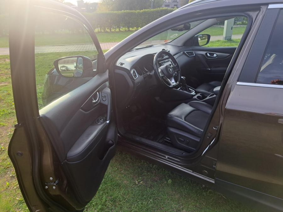 Brown Nissan Qashqai 2018 in Riga, with an engine capacity of 1.20 L and mileage of 164 thousand km for 10000 €, photo 3 on AUTOMOTO.COM.LV