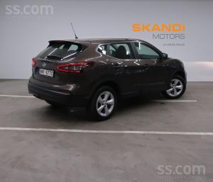 Brown Nissan Qashqai 2021 in Riga, with an engine capacity of 1.30 L and mileage of 54 thousand km for 10595 €, photo 4 on AUTOMOTO.COM.LV