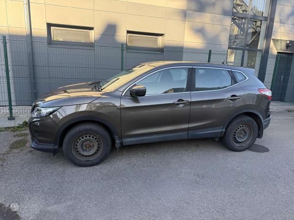 Ниссан Кашкай 2015 в Укмерге на AUTOMOTO.COM.LV Коричневый Ниссан Кашкай 2015 в Укмерге, объемом двигателя 1.20 л и пробегом 179 тыс. км за 3300 €, фото 4 на AUTOMOTO.COM.LV