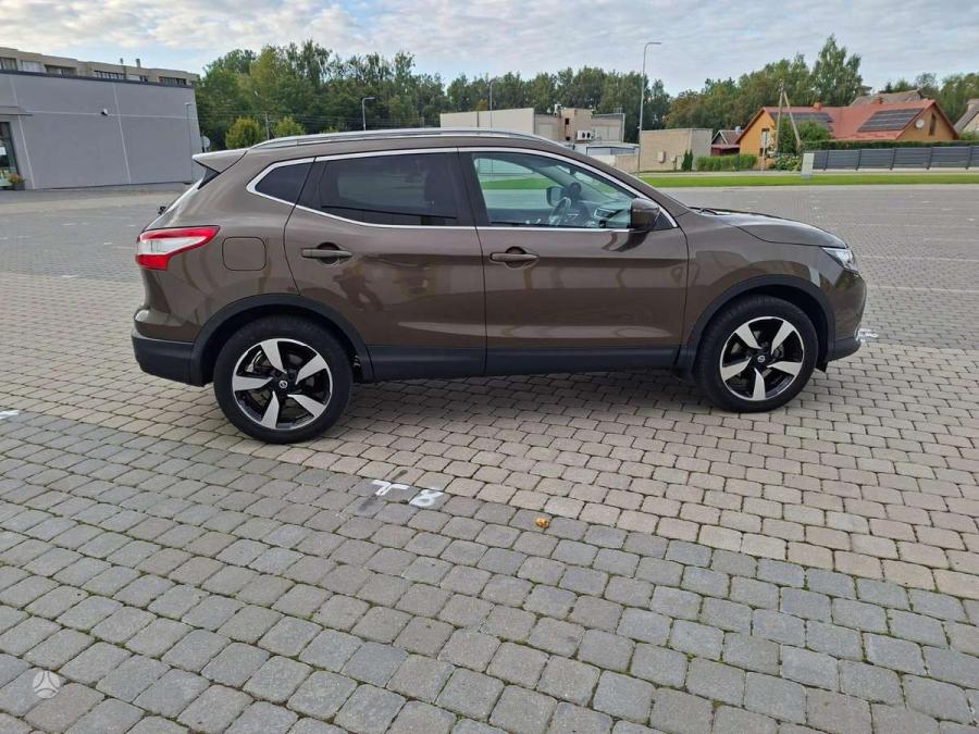Brown Nissan Qashqai 2016 in Raseiniai, with an engine capacity of 1.50 L and mileage of 110 thousand km for 9600 €, photo 6 on AUTOMOTO.COM.LV