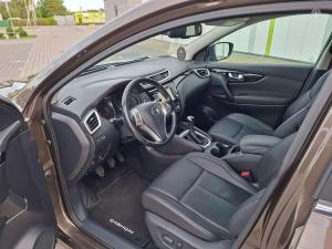 Brown Nissan Qashqai 2016 in Raseiniai, with an engine capacity of 1.50 L and mileage of 110 thousand km for 9600 €, photo 9 on AUTOMOTO.COM.LV