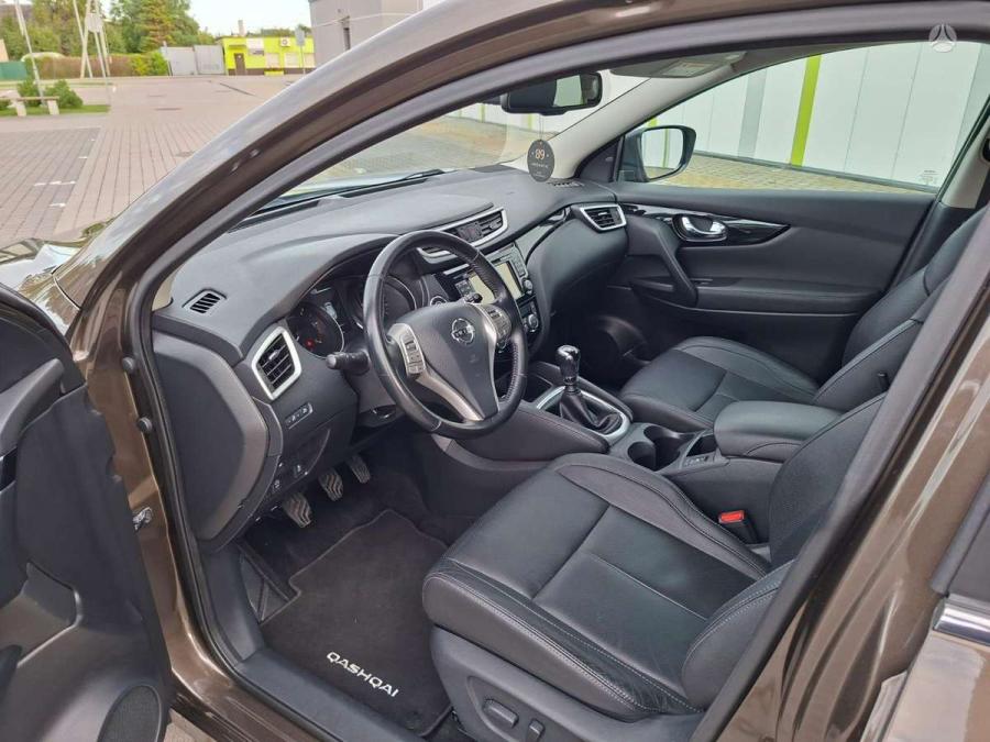 Brown Nissan Qashqai 2016 in Raseiniai, with an engine capacity of 1.50 L and mileage of 110 thousand km for 9600 €, photo 9 on AUTOMOTO.COM.LV