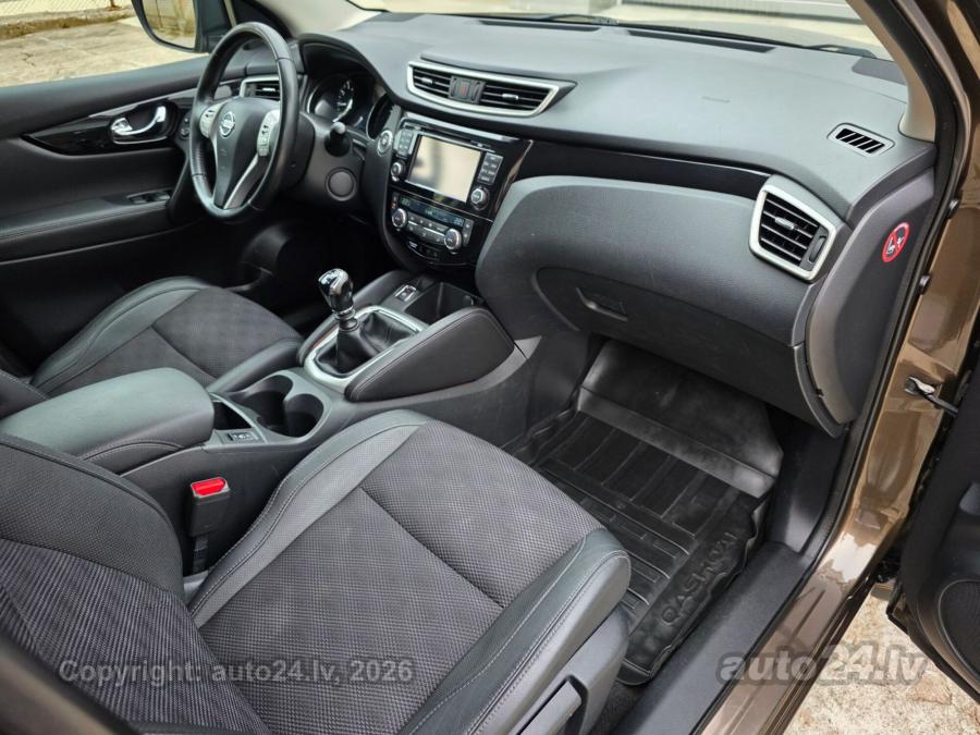 Brown Nissan Qashqai 2015 in Viljandi, with an engine capacity of 1.20 L and mileage of 168 thousand km for 7900 €, photo 9 on AUTOMOTO.COM.LV