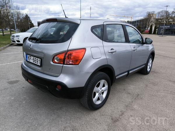 Nissan Qashqai 2008 in Riga, with an engine capacity of 2.00 L and mileage of 329 thousand km for 3900 €, photo 4 on AUTOMOTO.COM.LV