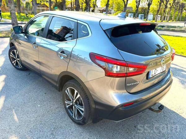 Nissan Qashqai 2018 in Jurmala, with an engine capacity of 1.60 L and mileage of 183 thousand km for 9950 €, photo 10 on AUTOMOTO.COM.LV