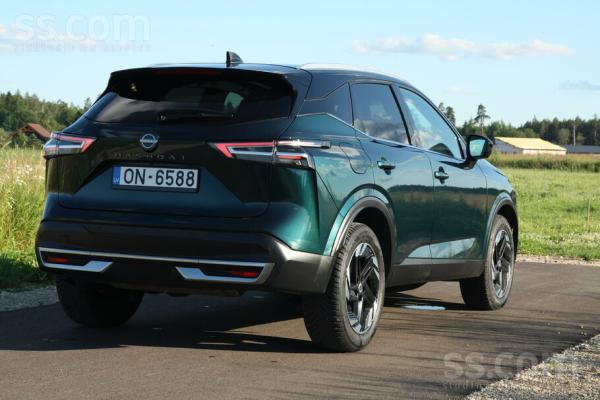 Green Nissan Qashqai 2025 in Riga, with an engine capacity of 1.30 L and mileage of 52 thousand km for 27600 €, photo 2 on AUTOMOTO.COM.LV