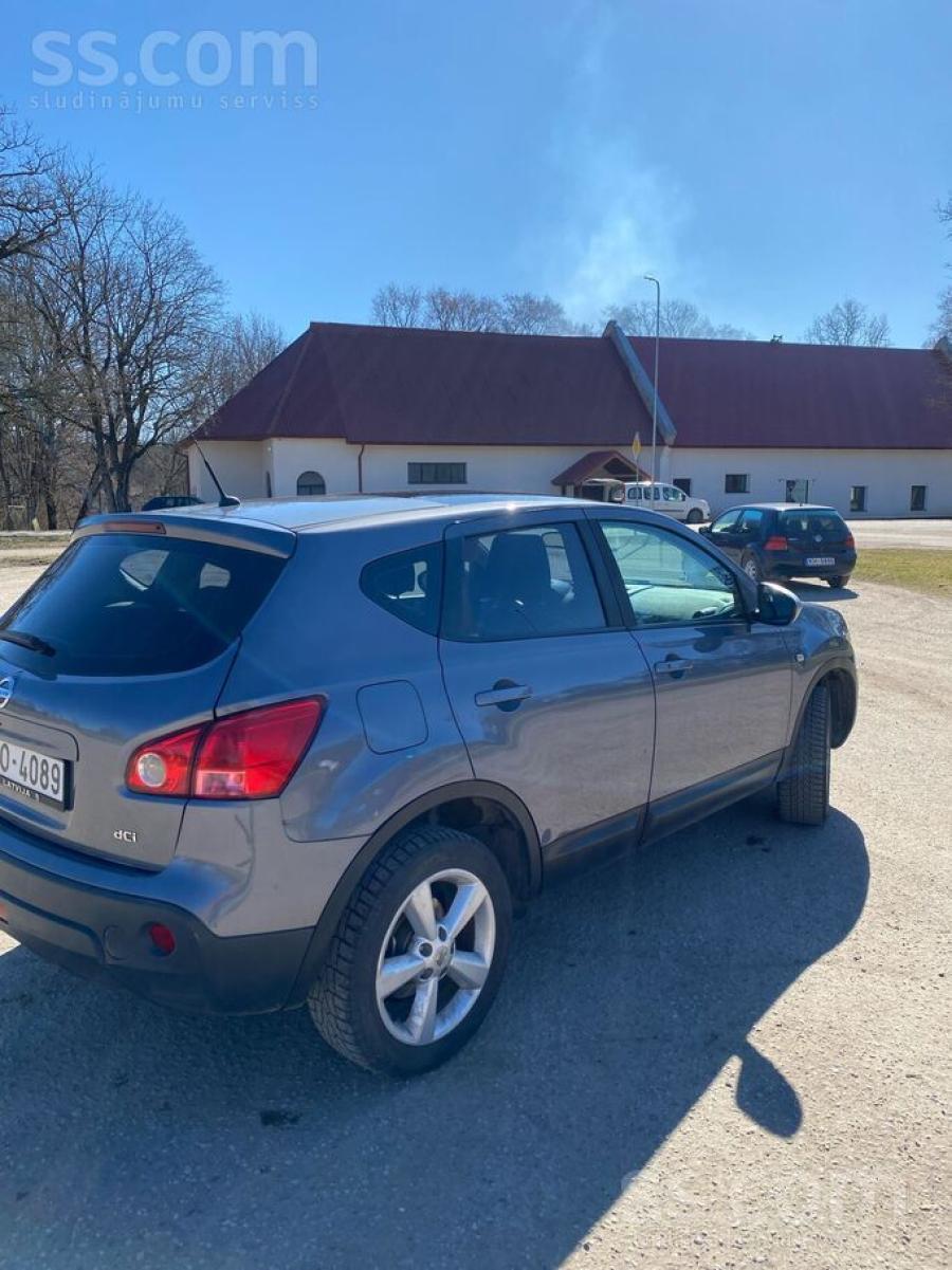 Grey Nissan Qashqai 2007 in Cesis, with an engine capacity of 1.50 L and mileage of 330 thousand km for 3300 €, photo 2 on AUTOMOTO.COM.LV