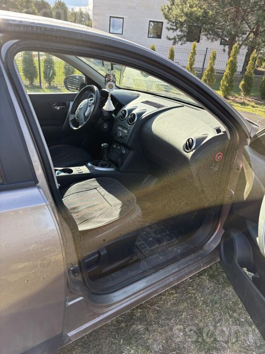 Grey Nissan Qashqai 2007 in Riga, with an engine capacity of 1.60 L and mileage of 290 thousand km for 3100 €, photo 6 on AUTOMOTO.COM.LV