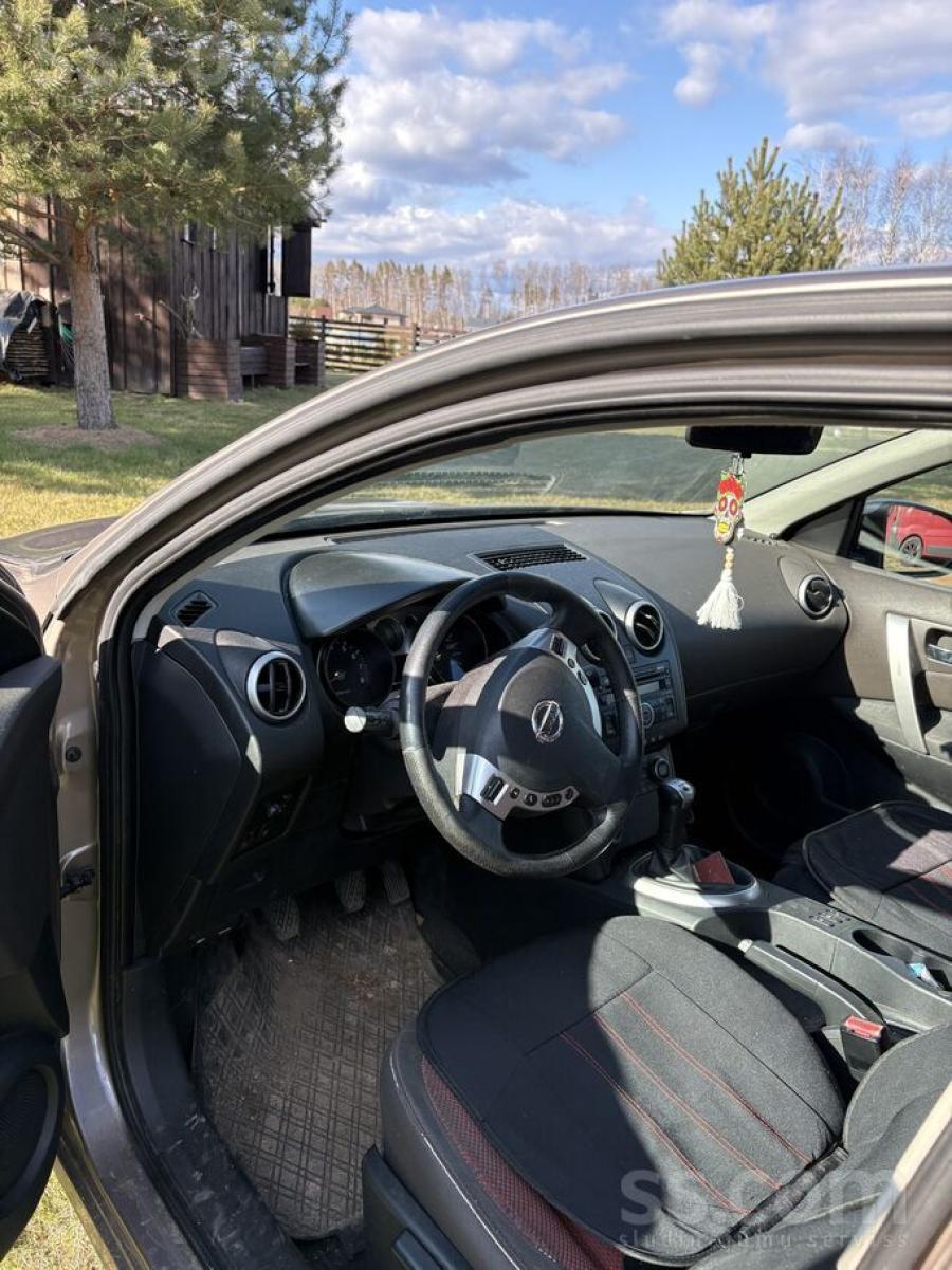 Grey Nissan Qashqai 2007 in Riga, with an engine capacity of 1.60 L and mileage of 290 thousand km for 3100 €, photo 7 on AUTOMOTO.COM.LV