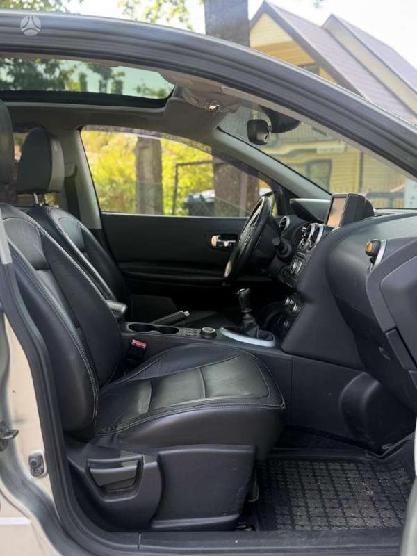 Grey Nissan Qashqai 2007 in Vilnius, with an engine capacity of 2.00 L and mileage of 302 thousand km for 3650 €, photo 8 on AUTOMOTO.COM.LV