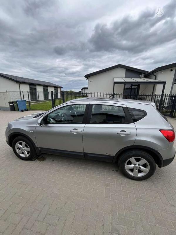 Grey Nissan Qashqai 2007 in Vilnius, with an engine capacity of 2.00 L and mileage of 320 thousand km for 2400 €, photo 3 on AUTOMOTO.COM.LV