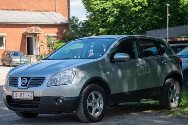 Grey Nissan Qashqai 2008 in Grobiņa, with an engine capacity of 2.00 L and mileage of 271 thousand km for 4390 €, photo 3 on AUTOMOTO.COM.LV