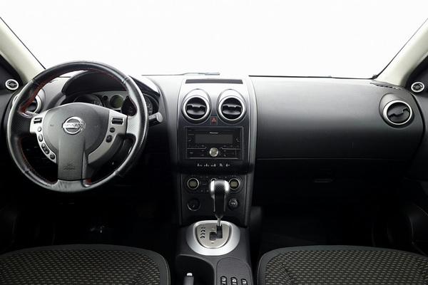 Grey Nissan Qashqai 2008 in Tallinn, with an engine capacity of 2.00 L and mileage of 319 thousand km for 2799 €, photo 5 on AUTOMOTO.COM.LV