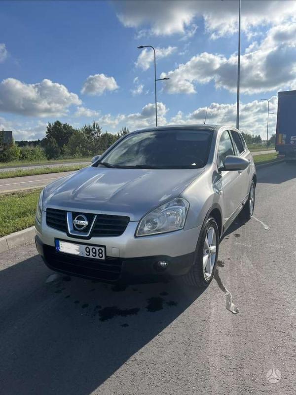 Grey Nissan Qashqai 2008 in Gargzdai, with an engine capacity of 2.00 L and mileage of 409 thousand km for 2800 €, photo 2 on AUTOMOTO.COM.LV
