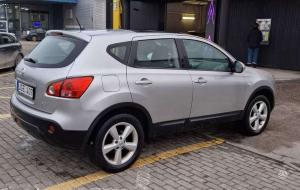 Grey Nissan Qashqai 2008 in Siauliai, with an engine capacity of 1.46 L and mileage of 291 thousand km for 2800 €, photo 4 on AUTOMOTO.COM.LV