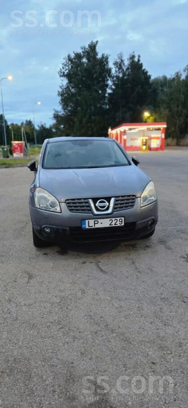 Nissan Qashqai 2008 in Riga on AUTOMOTO.COM.LV Grey Nissan Qashqai 2008 in Riga, with an engine capacity of 2.00 L and mileage of 240 thousand km for 3150 €, photo 4 on AUTOMOTO.COM.LV
