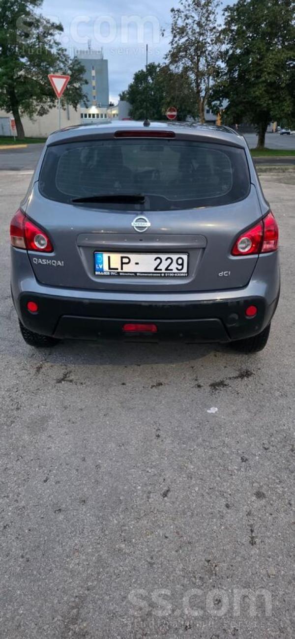 Nissan Qashqai 2008 in Riga on AUTOMOTO.COM.LV Grey Nissan Qashqai 2008 in Riga, with an engine capacity of 2.00 L and mileage of 240 thousand km for 3150 €, photo 8 on AUTOMOTO.COM.LV