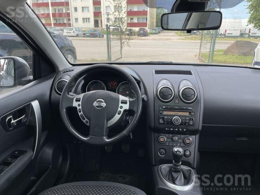 Grey Nissan Qashqai 2009 in Talsi, with an engine capacity of 2.00 L and mileage of 268 thousand km for 3550 €, photo 4 on AUTOMOTO.COM.LV