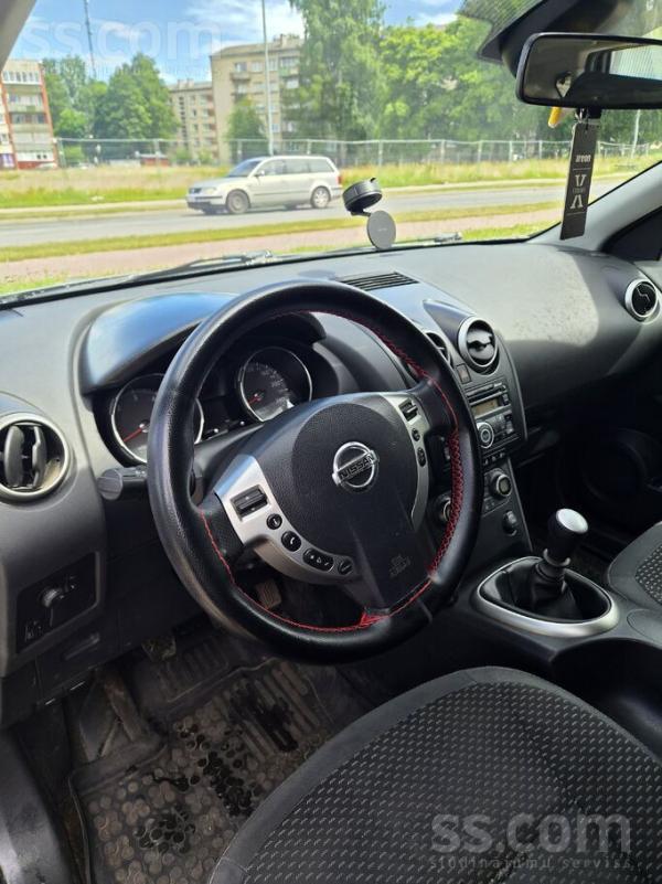 Grey Nissan Qashqai 2009 in Rezekne, with an engine capacity of 1.50 L and mileage of 281 thousand km for 4100 €, photo 6 on AUTOMOTO.COM.LV
