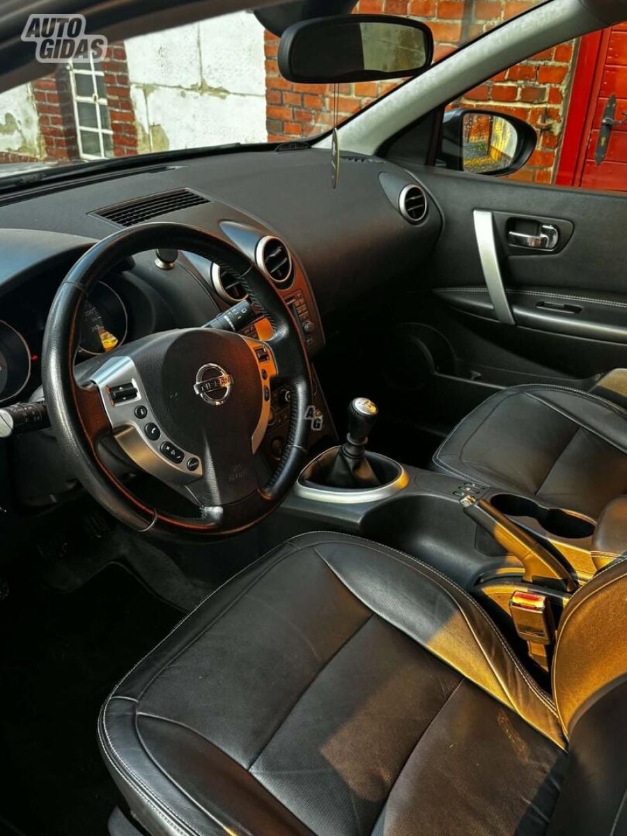 Grey Nissan Qashqai 2009 in Silute, with an engine capacity of 1.50 L and mileage of 262 thousand km for 3400 €, photo 7 on AUTOMOTO.COM.LV