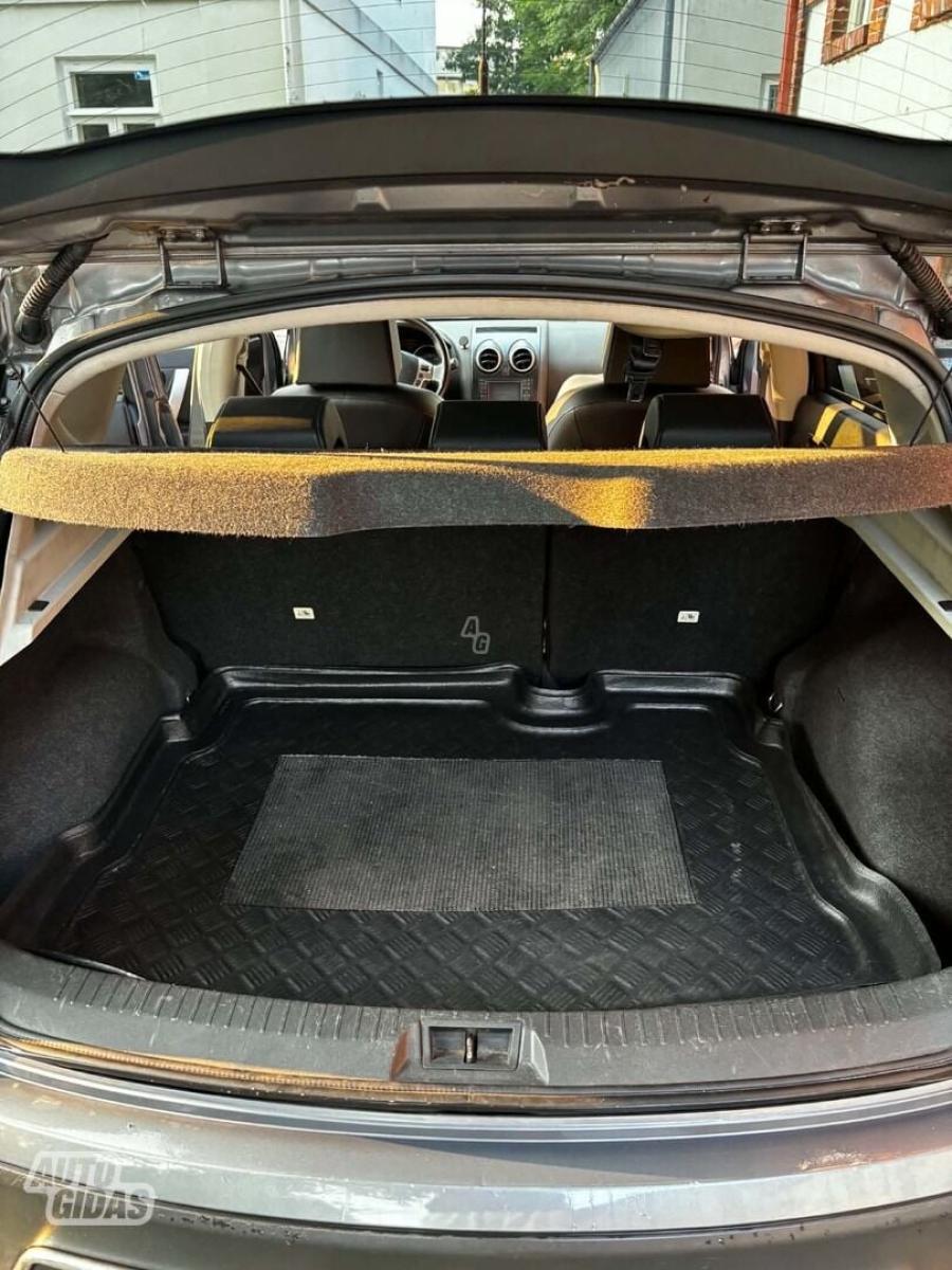 Grey Nissan Qashqai 2009 in Silute, with an engine capacity of 1.50 L and mileage of 262 thousand km for 3400 €, photo 14 on AUTOMOTO.COM.LV