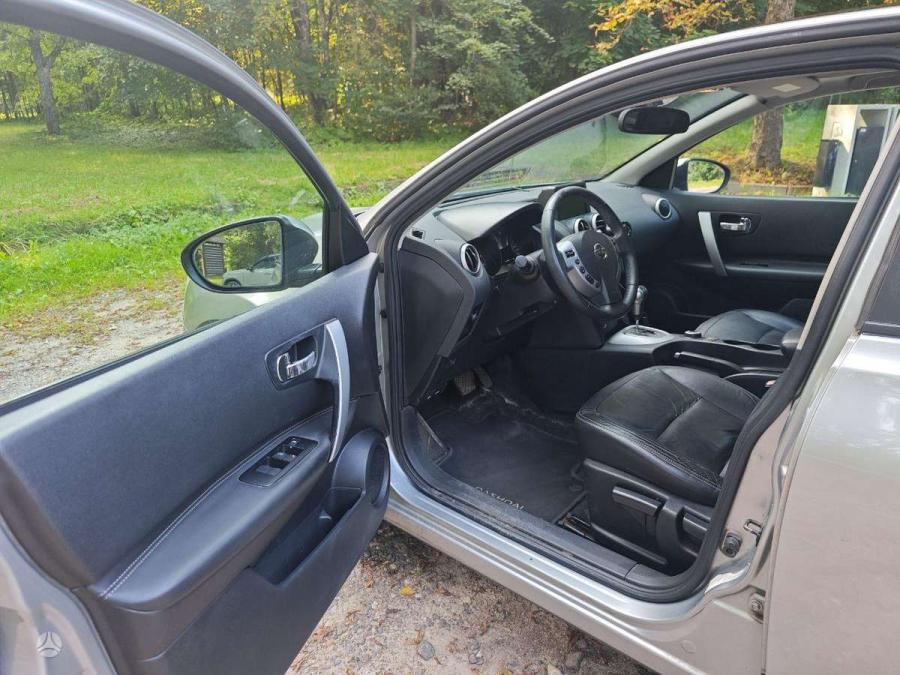 Grey Nissan Qashqai 2009 in Vilnius, with an engine capacity of 2.00 L and mileage of 193 thousand km for 4300 €, photo 12 on AUTOMOTO.COM.LV