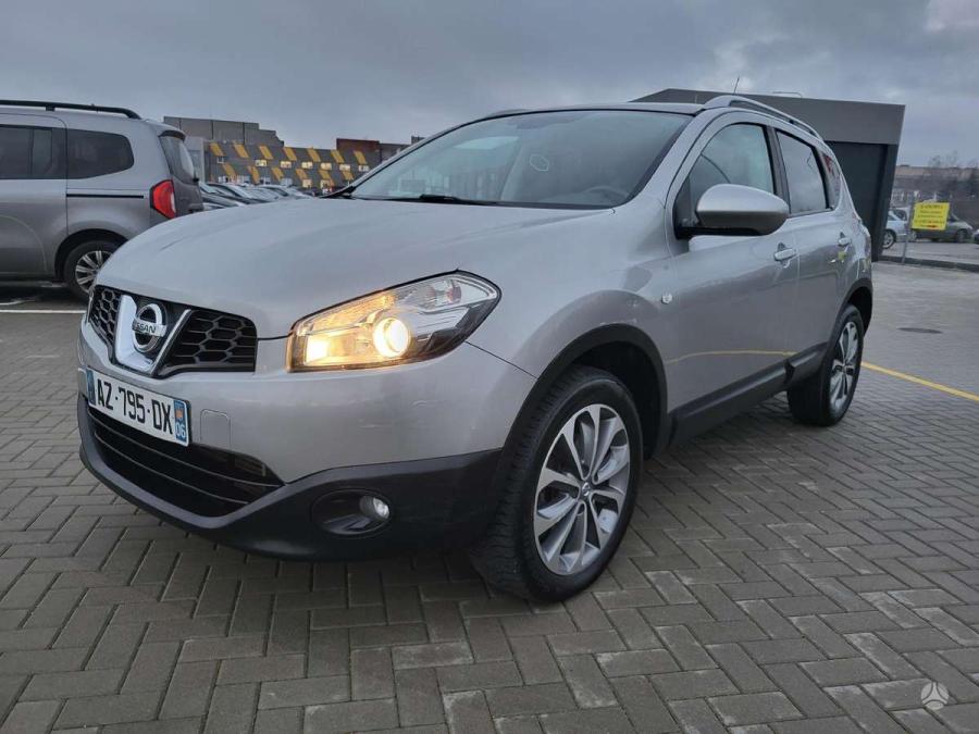 Grey Nissan Qashqai 2010 in Taurage, with an engine capacity of 2.00 L and mileage of 224 thousand km for 3700 €, photo 1 on AUTOMOTO.COM.LV