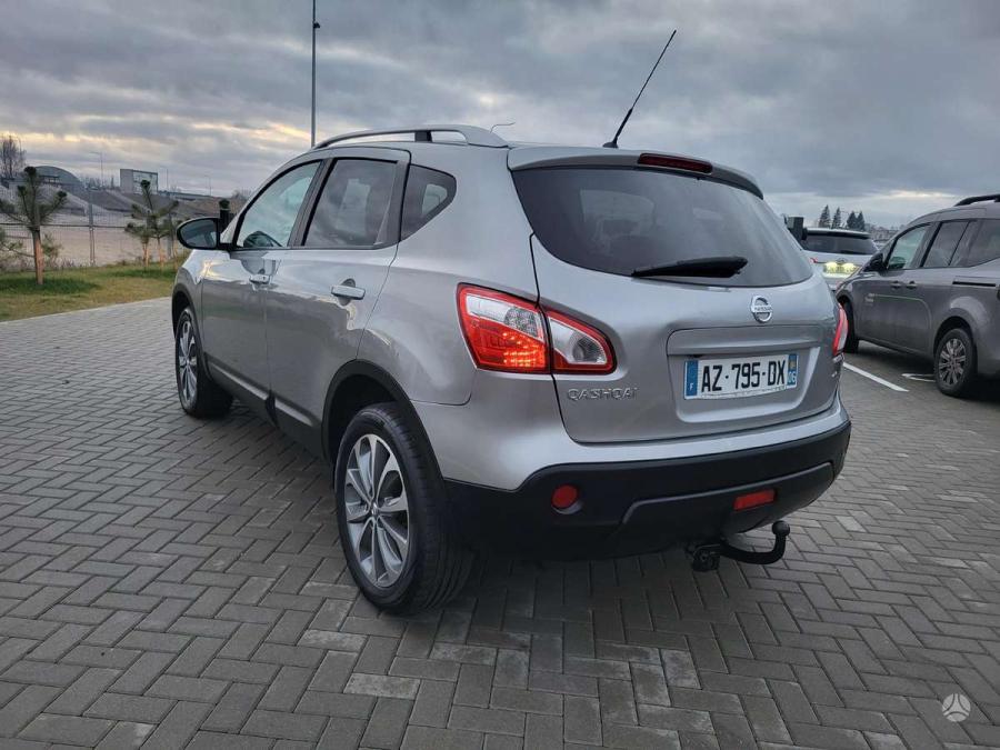 Grey Nissan Qashqai 2010 in Taurage, with an engine capacity of 2.00 L and mileage of 224 thousand km for 3700 €, photo 3 on AUTOMOTO.COM.LV