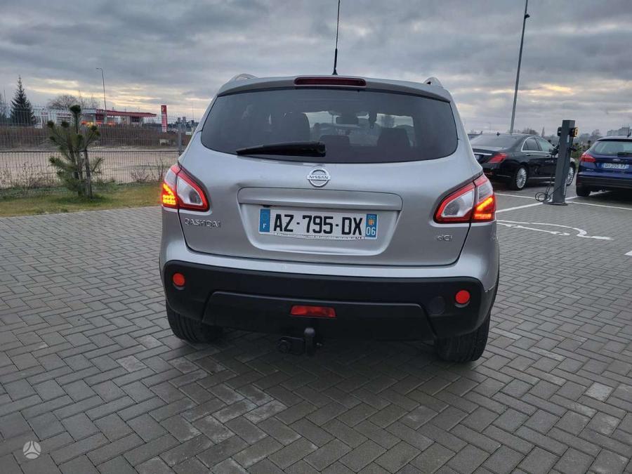 Grey Nissan Qashqai 2010 in Taurage, with an engine capacity of 2.00 L and mileage of 224 thousand km for 3700 €, photo 4 on AUTOMOTO.COM.LV